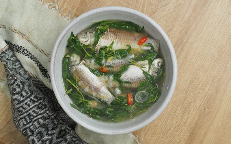 Cách làm canh cá diếc nấu rau răm đơn giản